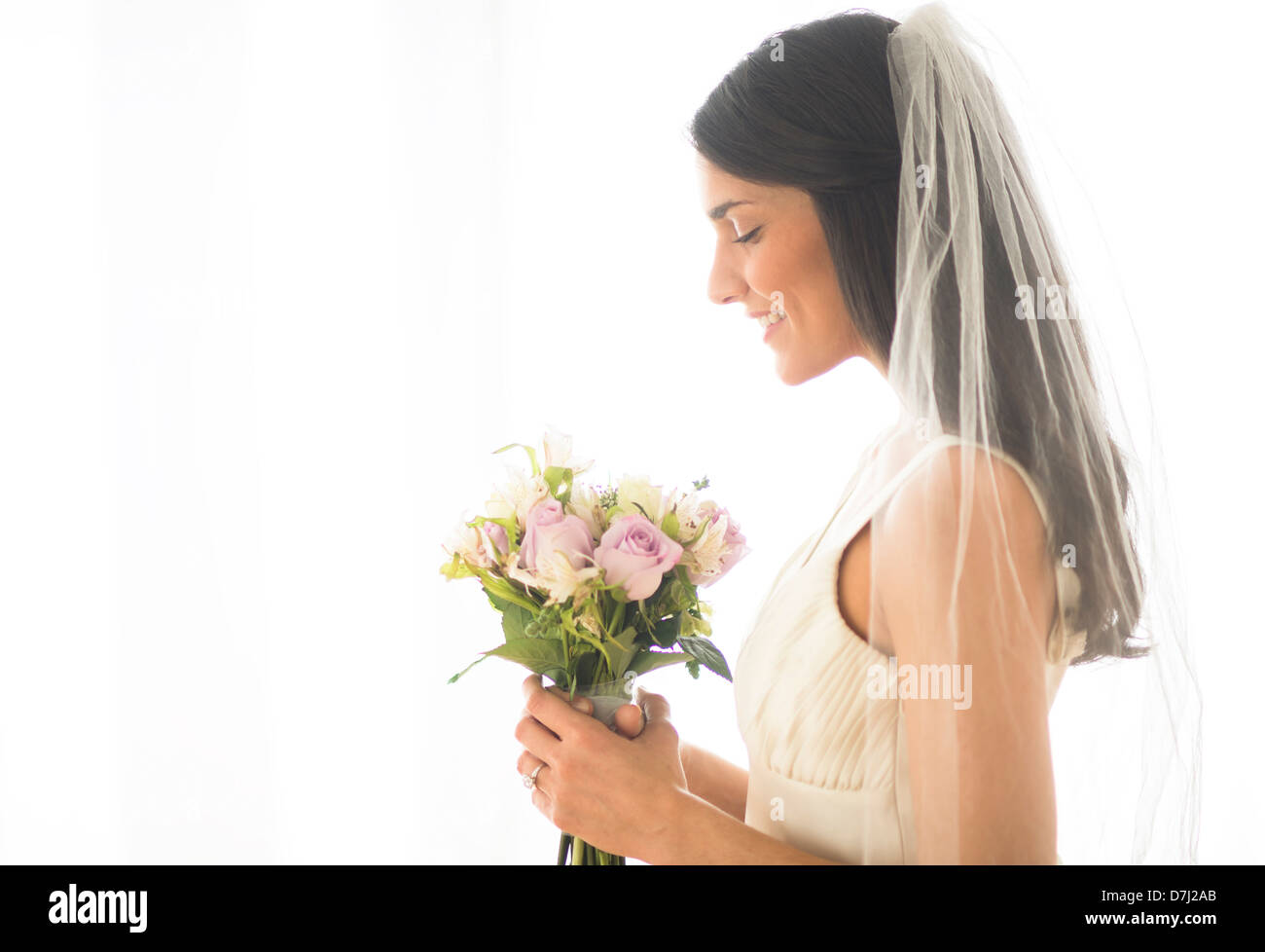 Side profile bride holding bouquet hi-res stock photography and images ...