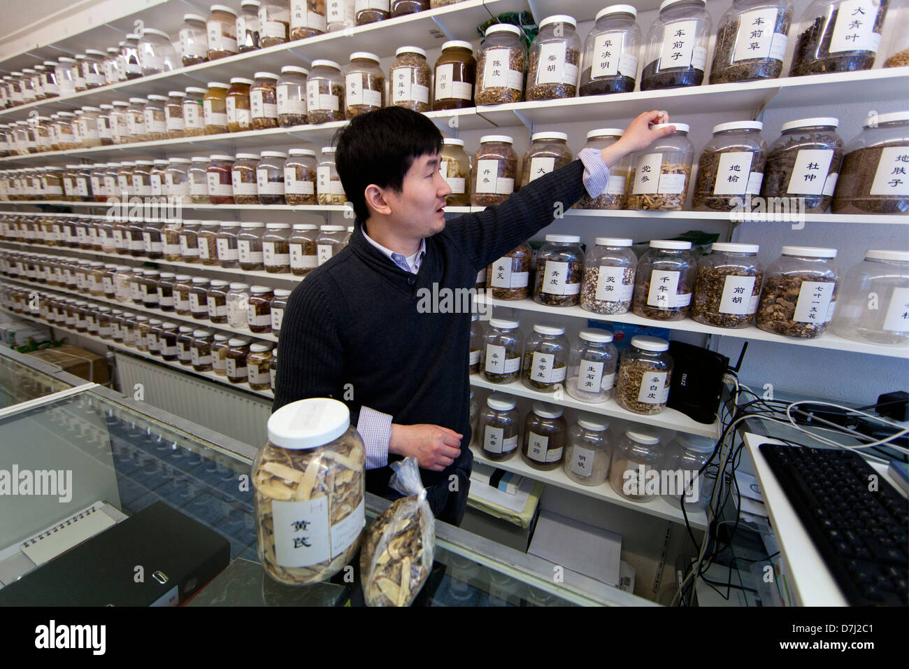 Traditional chinese shop hi-res stock photography and images - Alamy