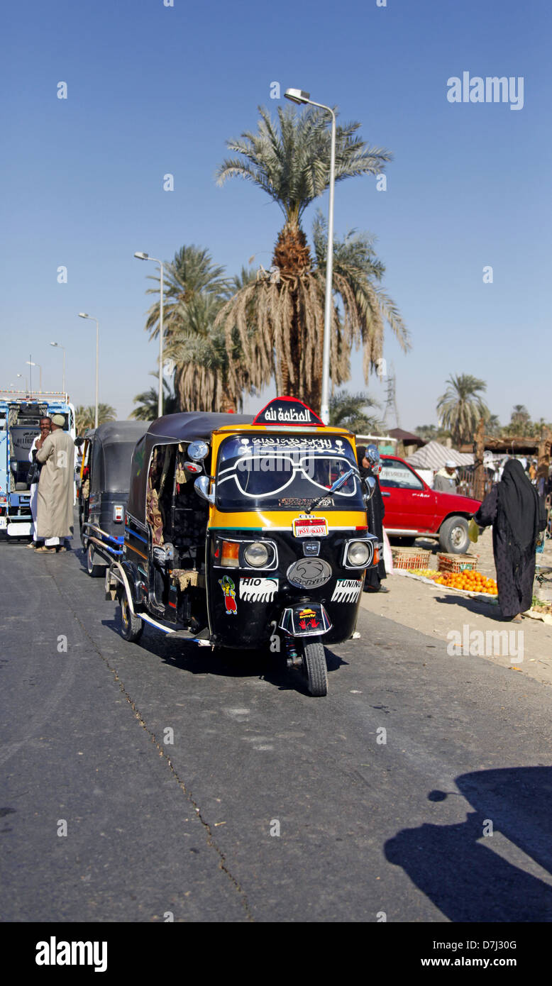 Yellow mirrors hi-res stock photography and images - Alamy