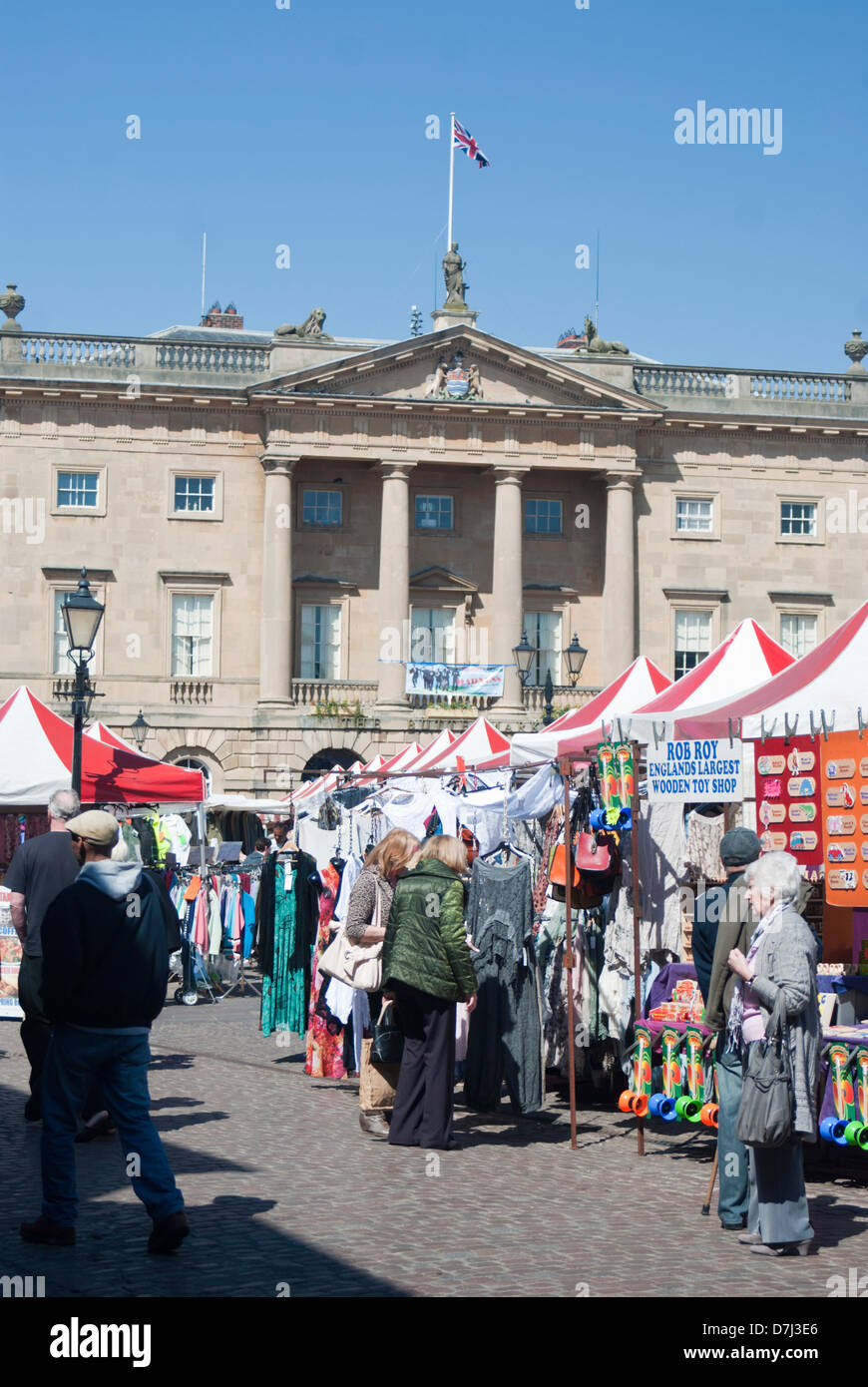 Shoppers in the Market Square and the Buttermarket in Newark on Trent ...