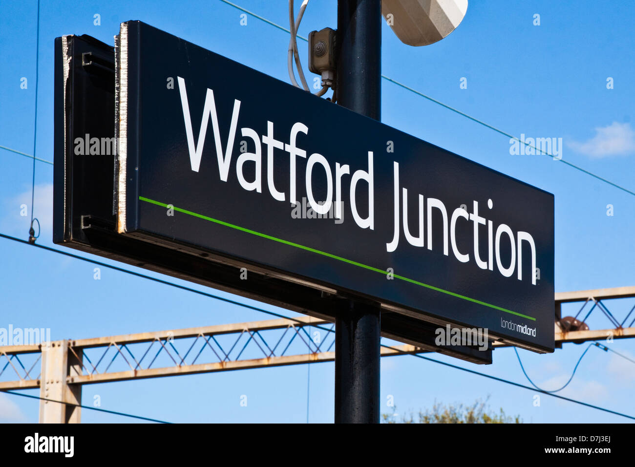 Watford junction station platform hi-res stock photography and images ...