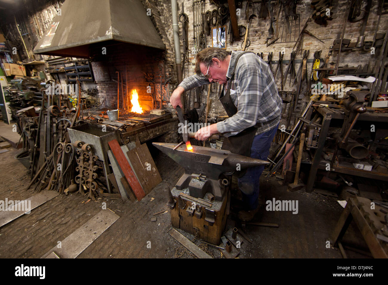 Black smith forging hi-res stock photography and images - Alamy