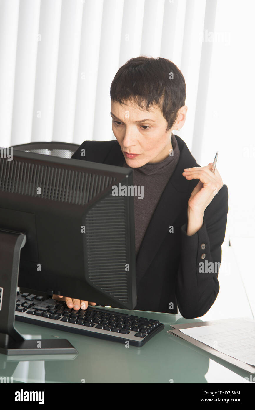 Businesswoman desk hi-res stock photography and images - Alamy