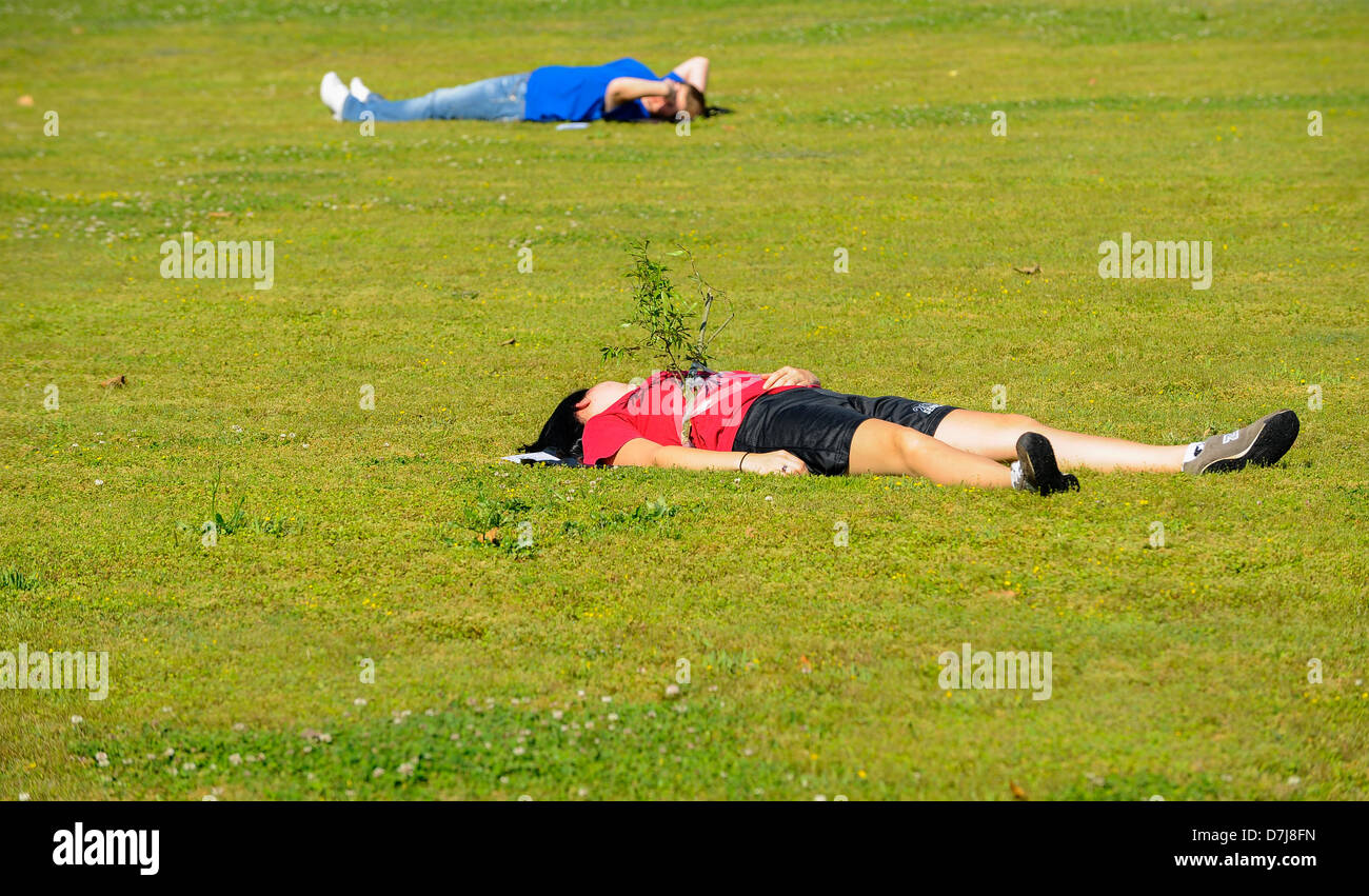 Vernon, Alabama, USA. 8th May 2013. Amanda Cunningham pretends to be ...