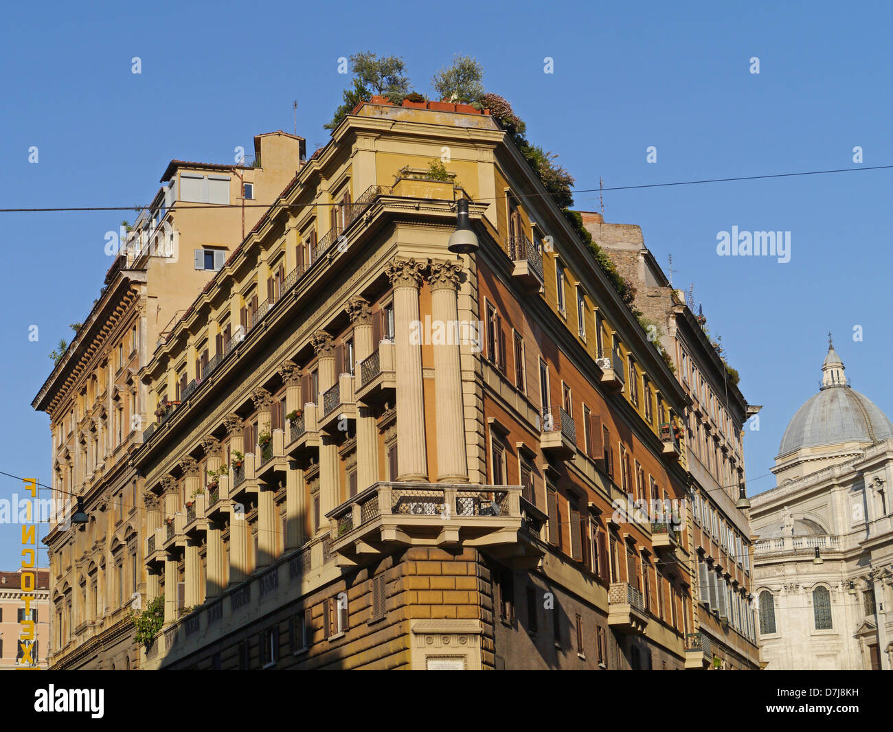 Rome apartment building exterior hi-res stock photography and images ...