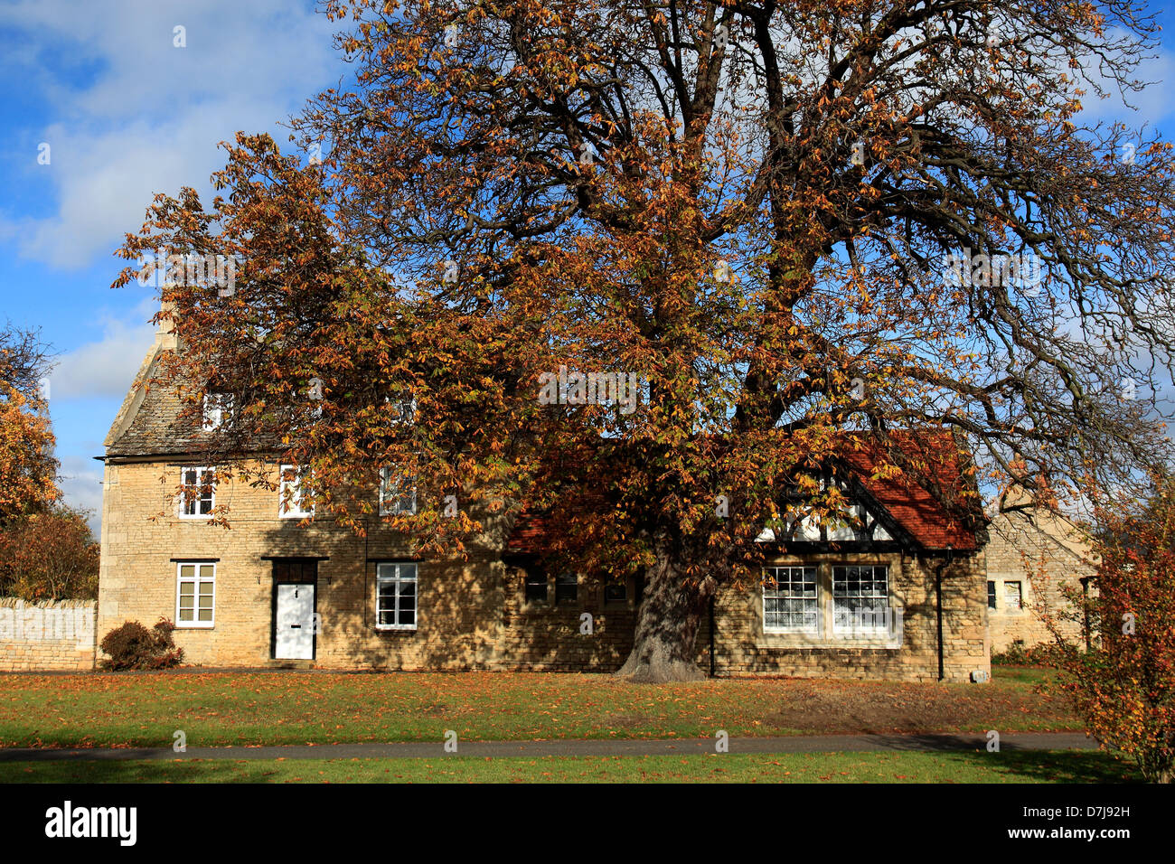 Uk cottage autumn trees hi-res stock photography and images - Alamy