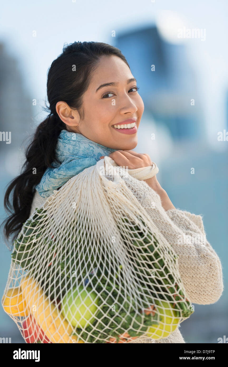 Woman grocery shopping bag hi-res stock photography and images - Alamy Woman grocery shopping bag hi-res stock photography and images - Alamy