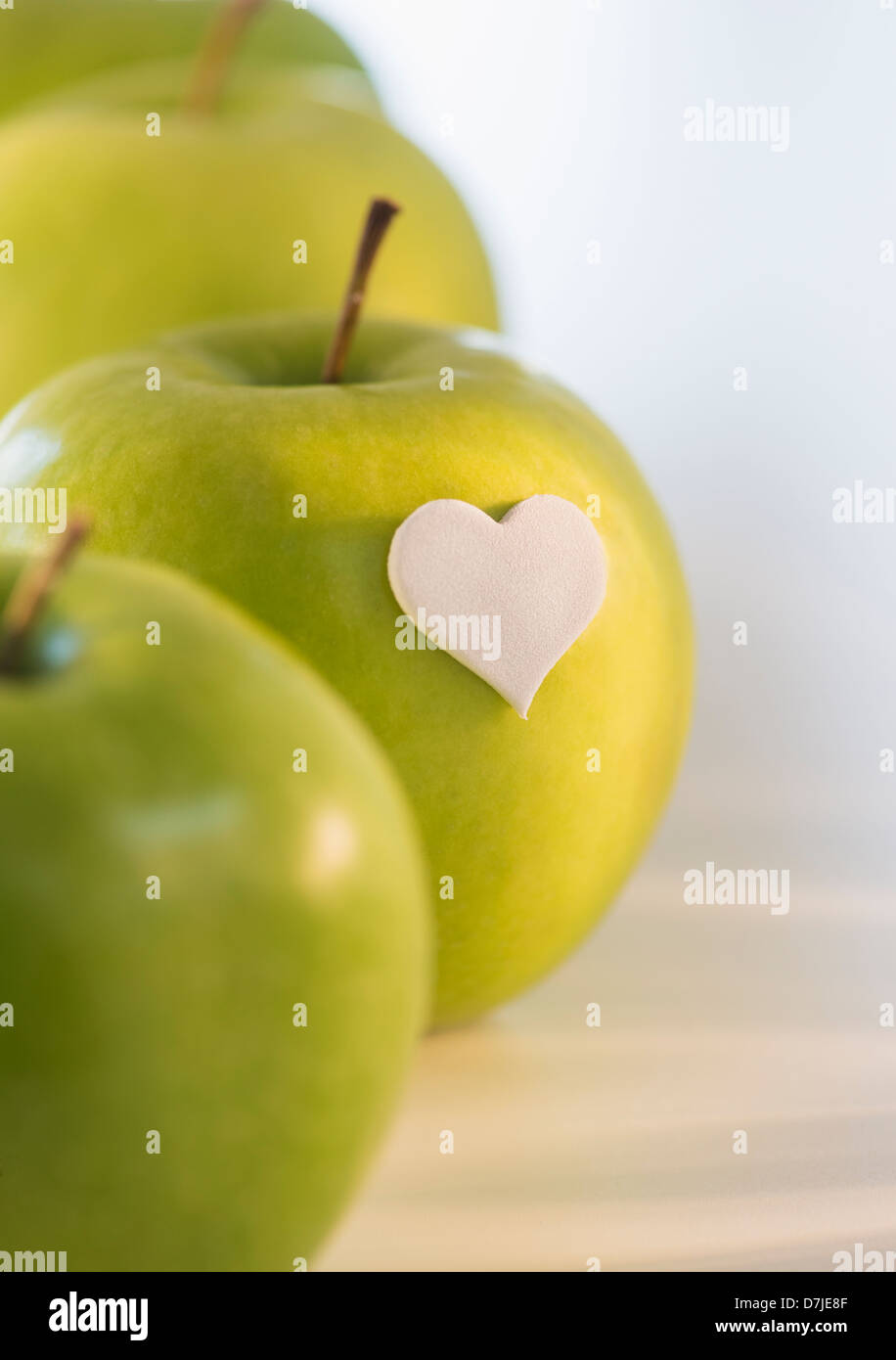 Four apples in a row hi-res stock photography and images - Alamy