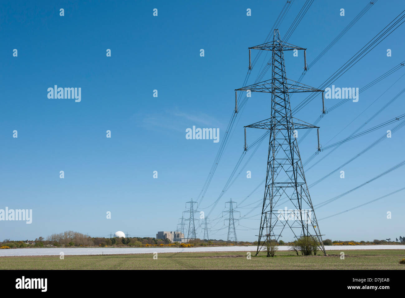 Power station electricity pylons hi-res stock photography and images ...