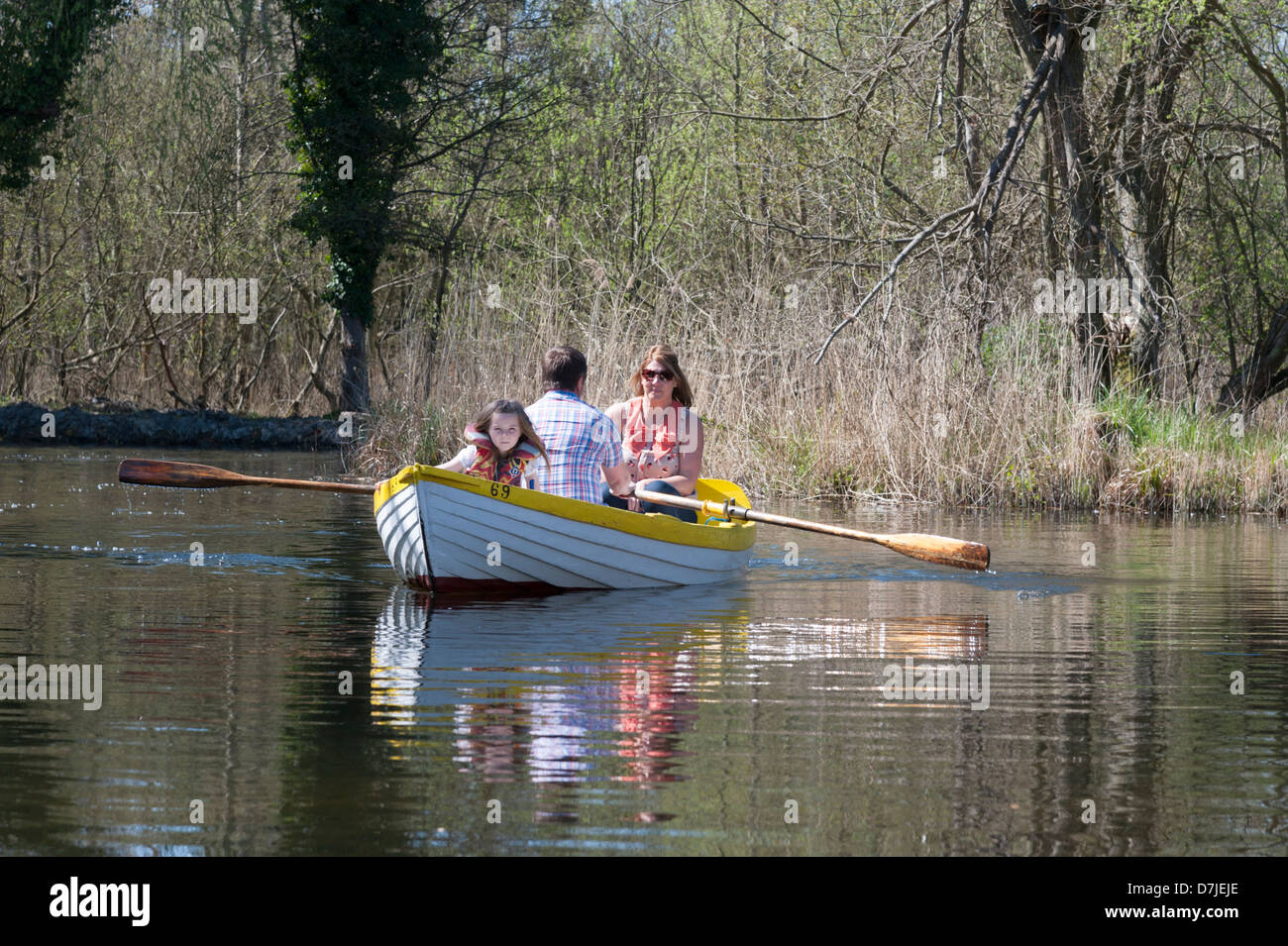 Row boat family hi-res stock photography and images - Alamy