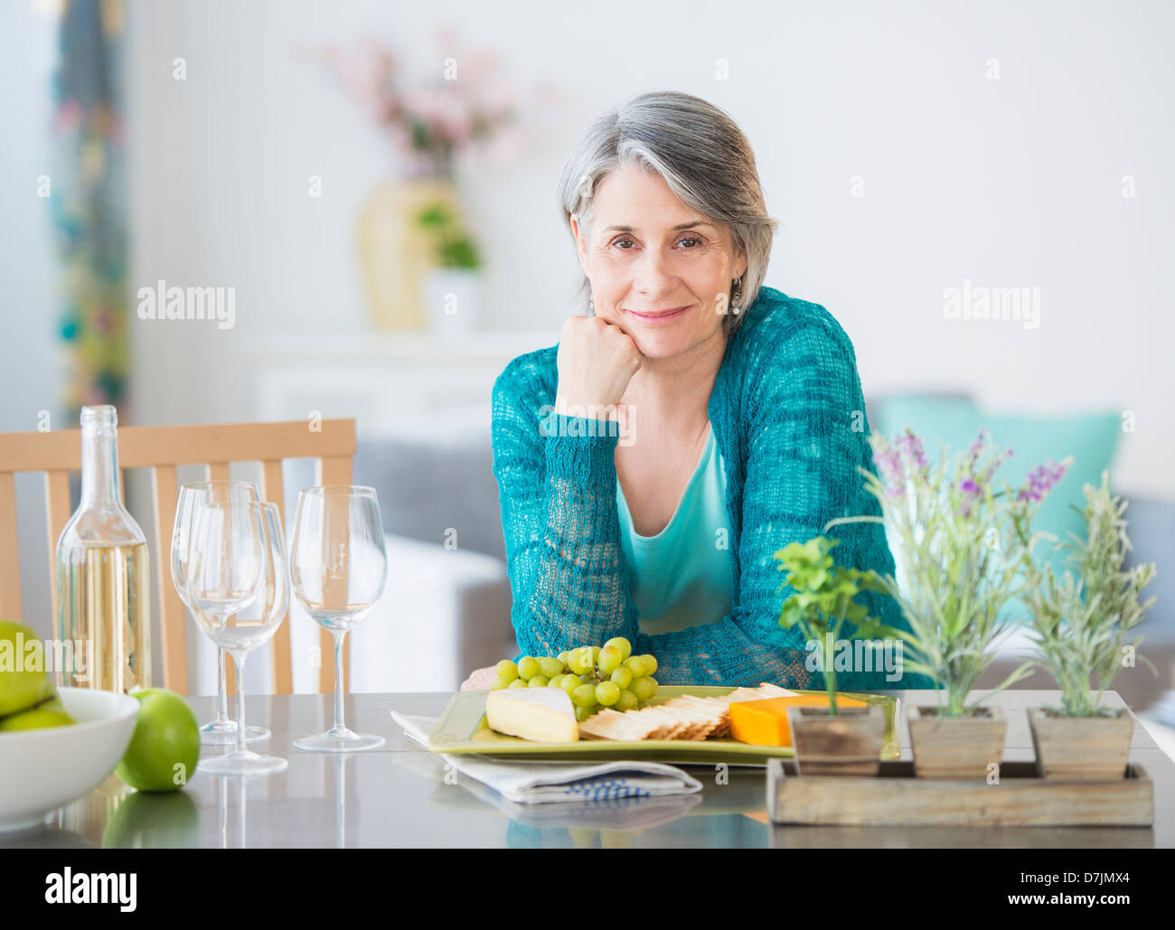 Portrait of woman leaning on kitchen counter Stock Photo - Alamy