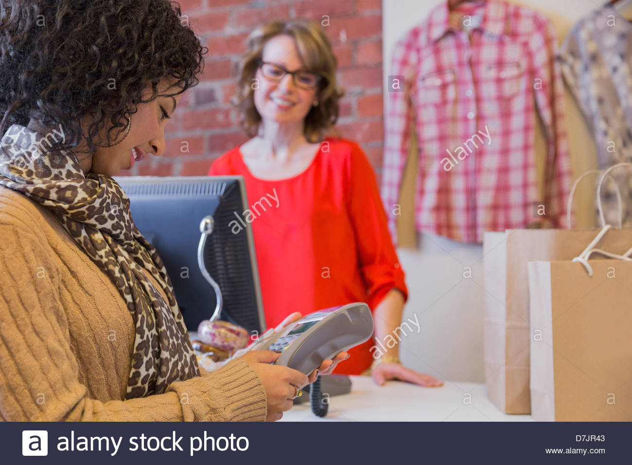 Women entering store hi-res stock photography and images - Alamy