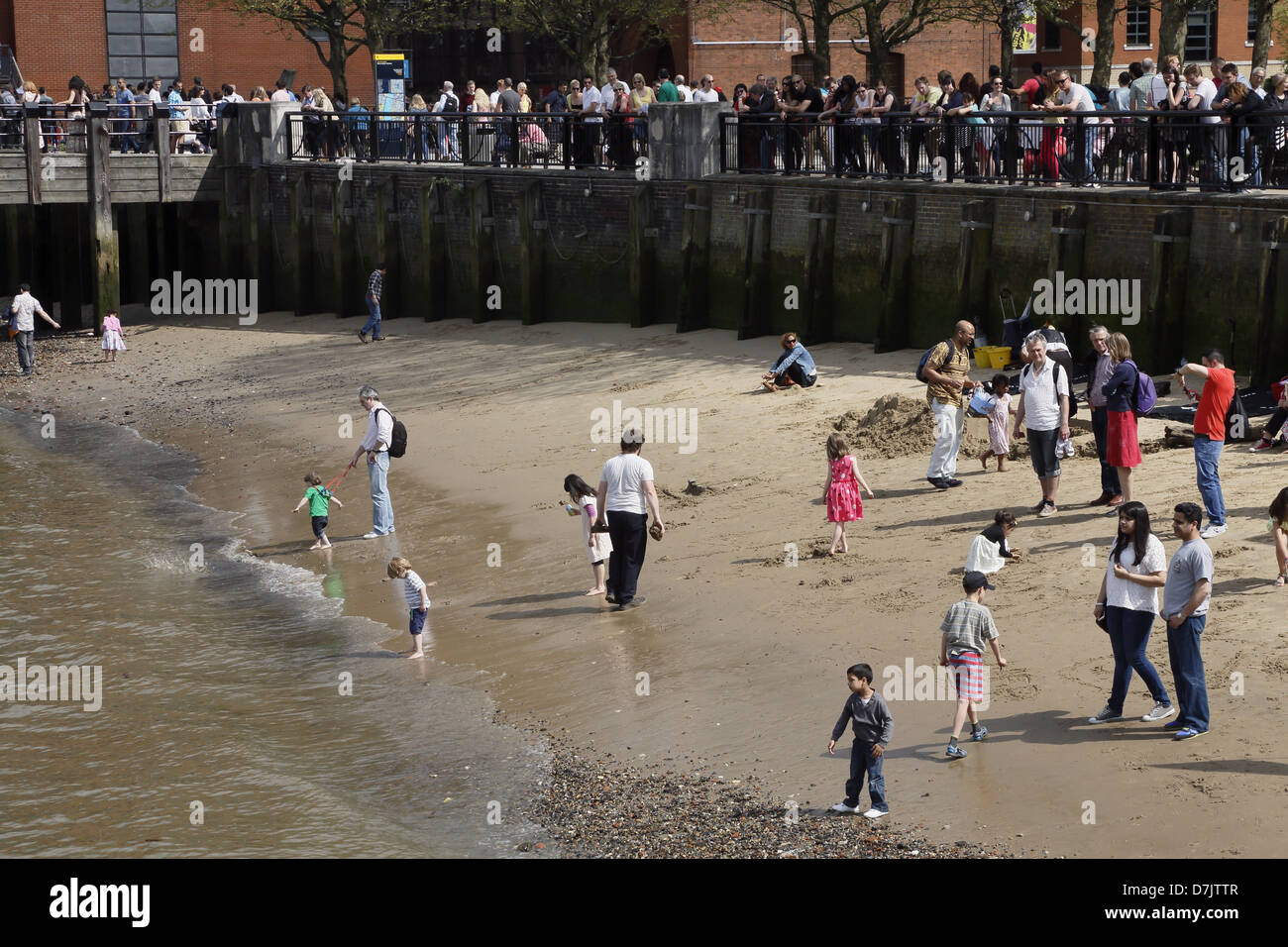 Sand beach of the river thames hi-res stock photography and images - Alamy