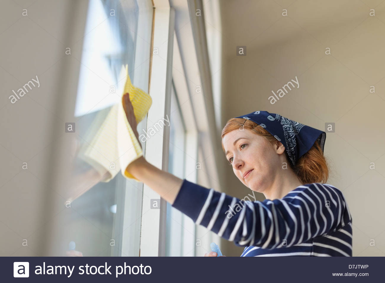 Cleaning woman window hi-res stock photography and images - Alamy