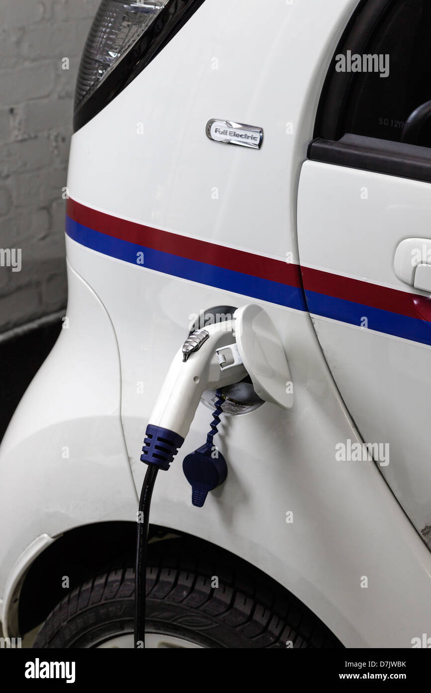 Plug hybrid vehicle hi-res stock photography and images - Alamy