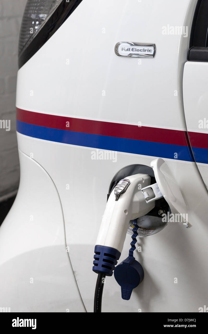 Plug hybrid vehicle hi-res stock photography and images - Alamy