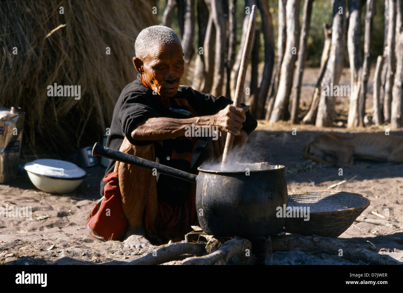 Bushman Cooking Stock Photos & Bushman Cooking Stock Images - Alamy