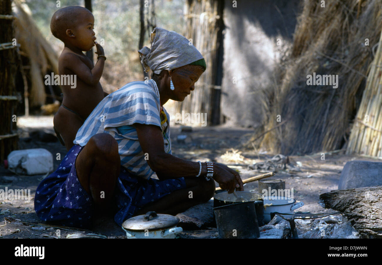 Bushman Cooking Stock Photos & Bushman Cooking Stock Images - Alamy