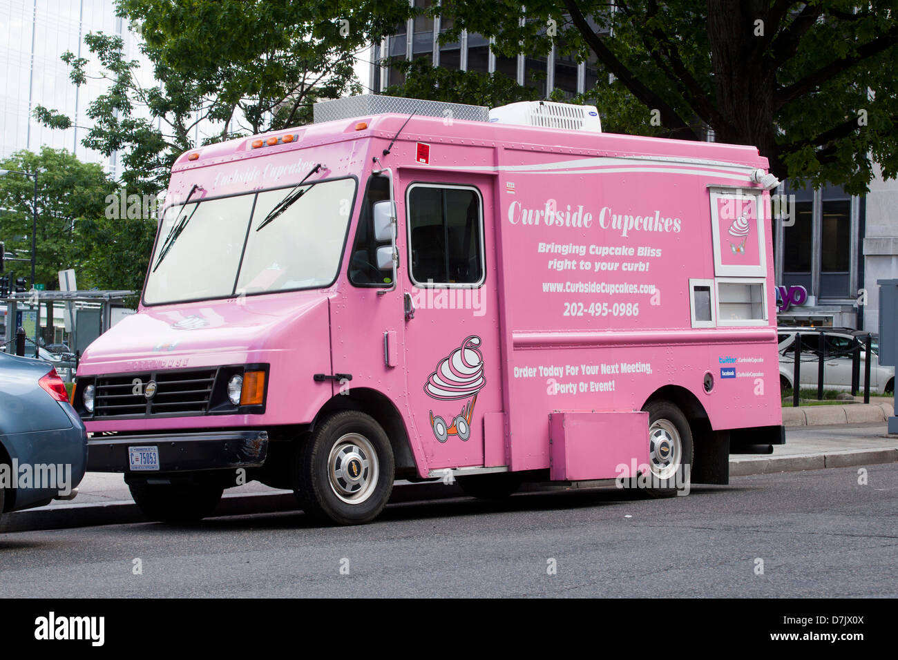 Cupcake vendor truck - USA Stock Photo - Alamy