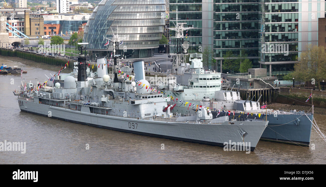 Royal Navy type 42 destroyer HMS Edinburgh moored in the River Thames ...