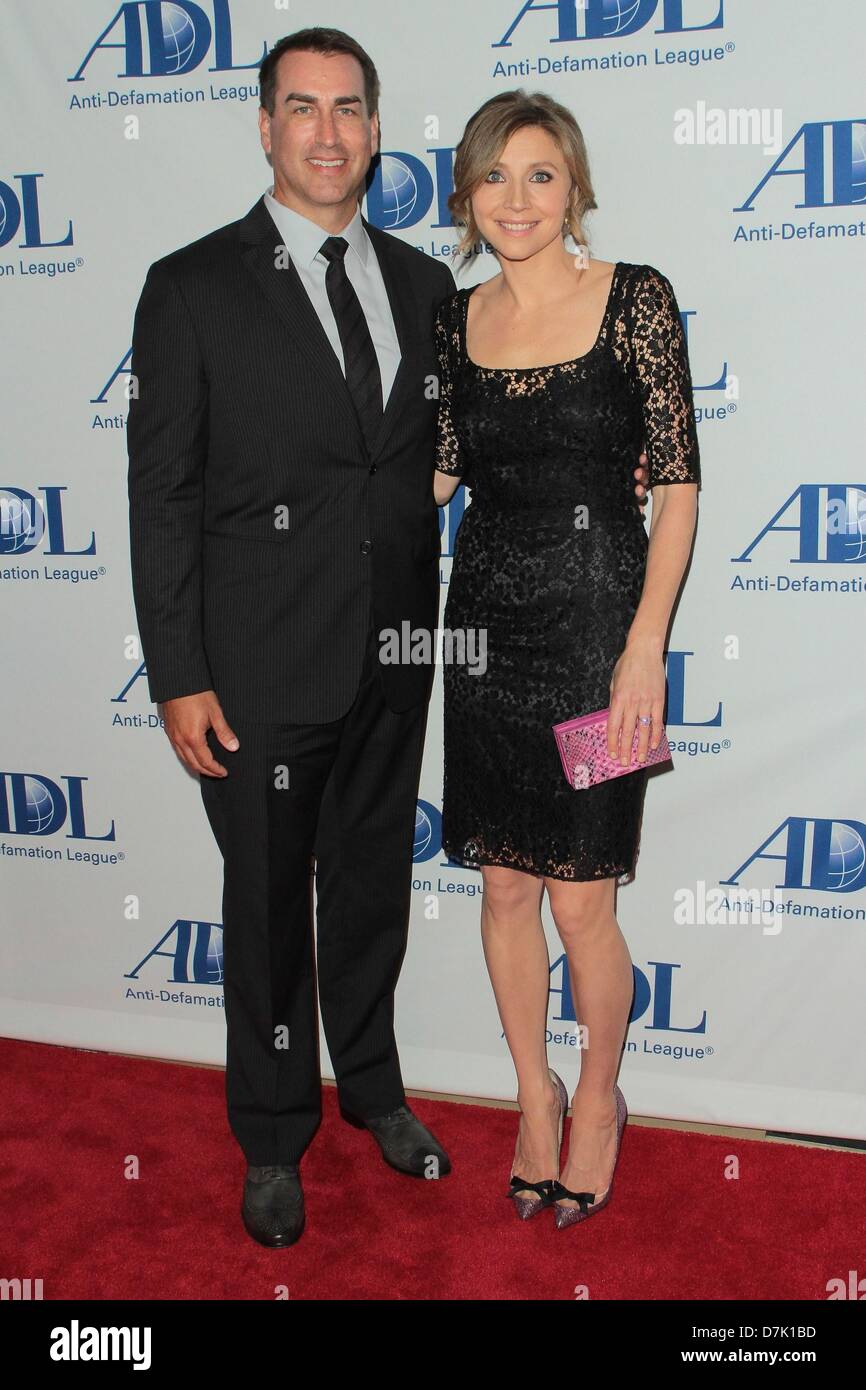 Los Angeles, California, USA. 8th May 2013. Sarah Chalke and Rob Riggle ...