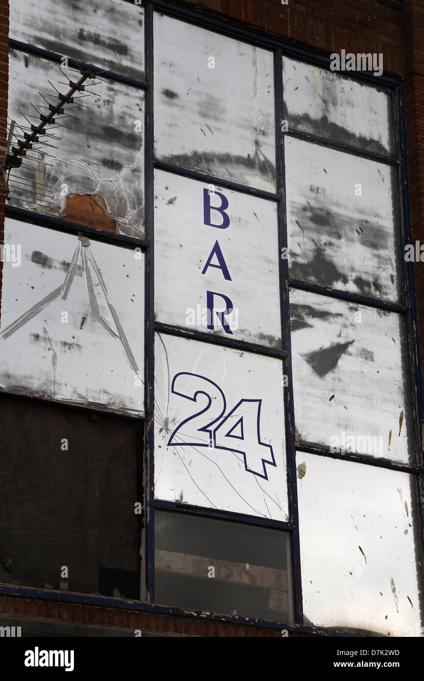 Shut down derelict bar Stock Photo - Alamy