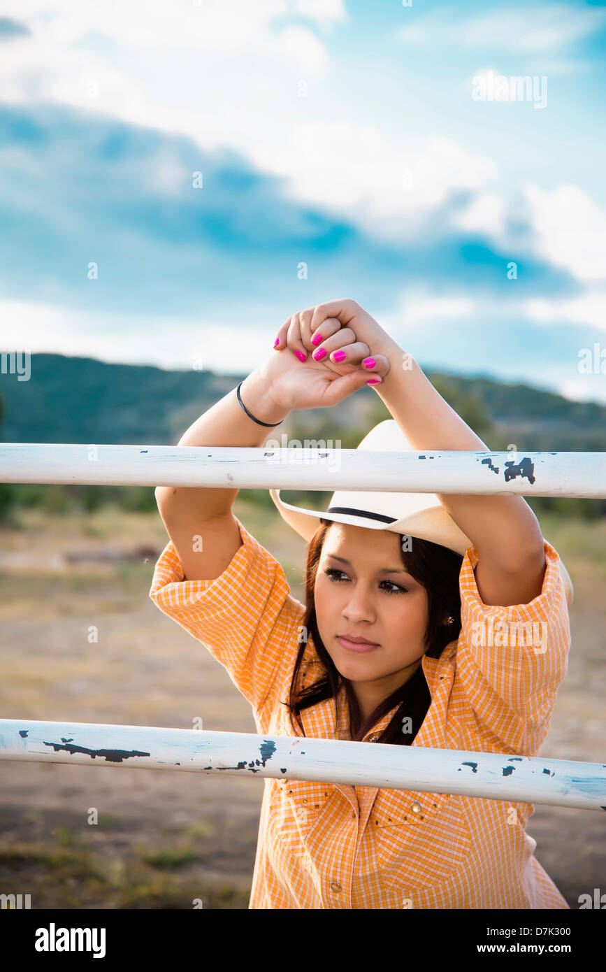 USA, Texas, Young woman leaning on fence, looking away Stock Photo - Alamy