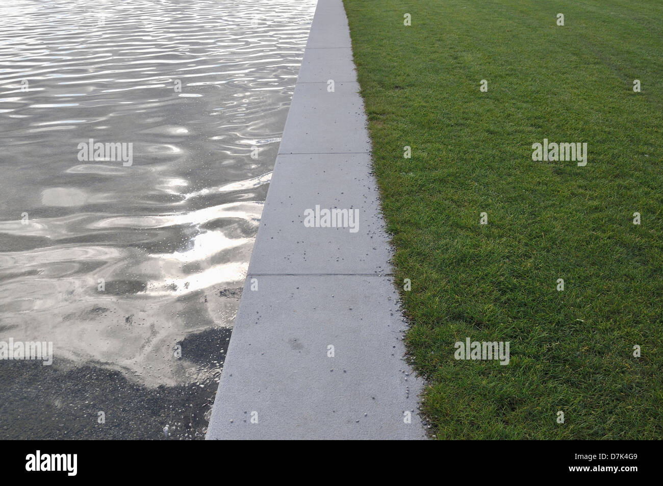 Edge of water hi-res stock photography and images - Alamy