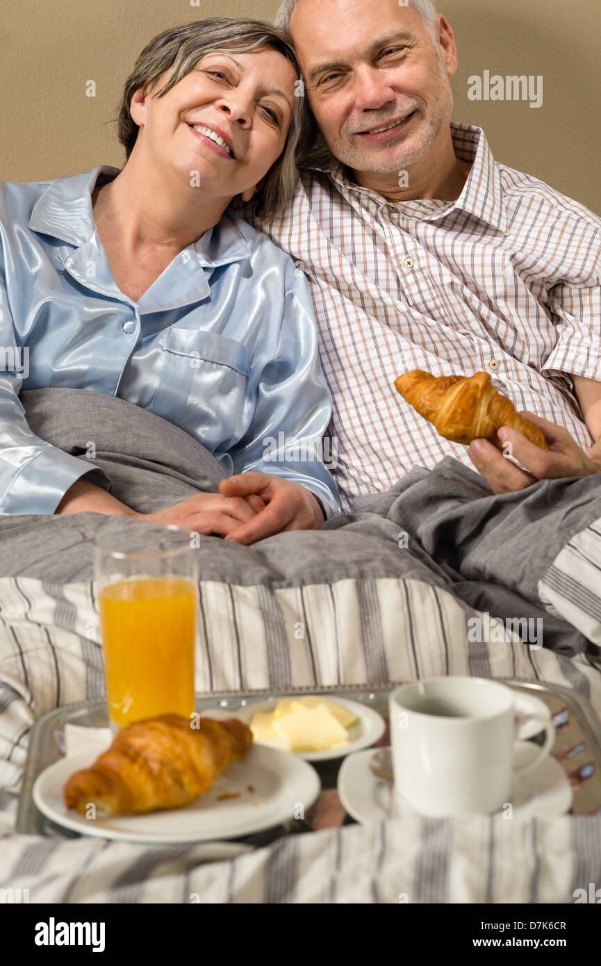 Happy retired couple hi-res stock photography and images - Alamy