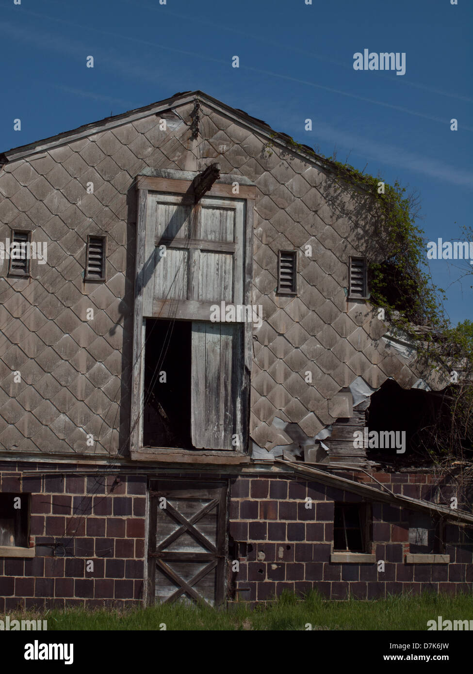 Barn decay hi-res stock photography and images - Alamy