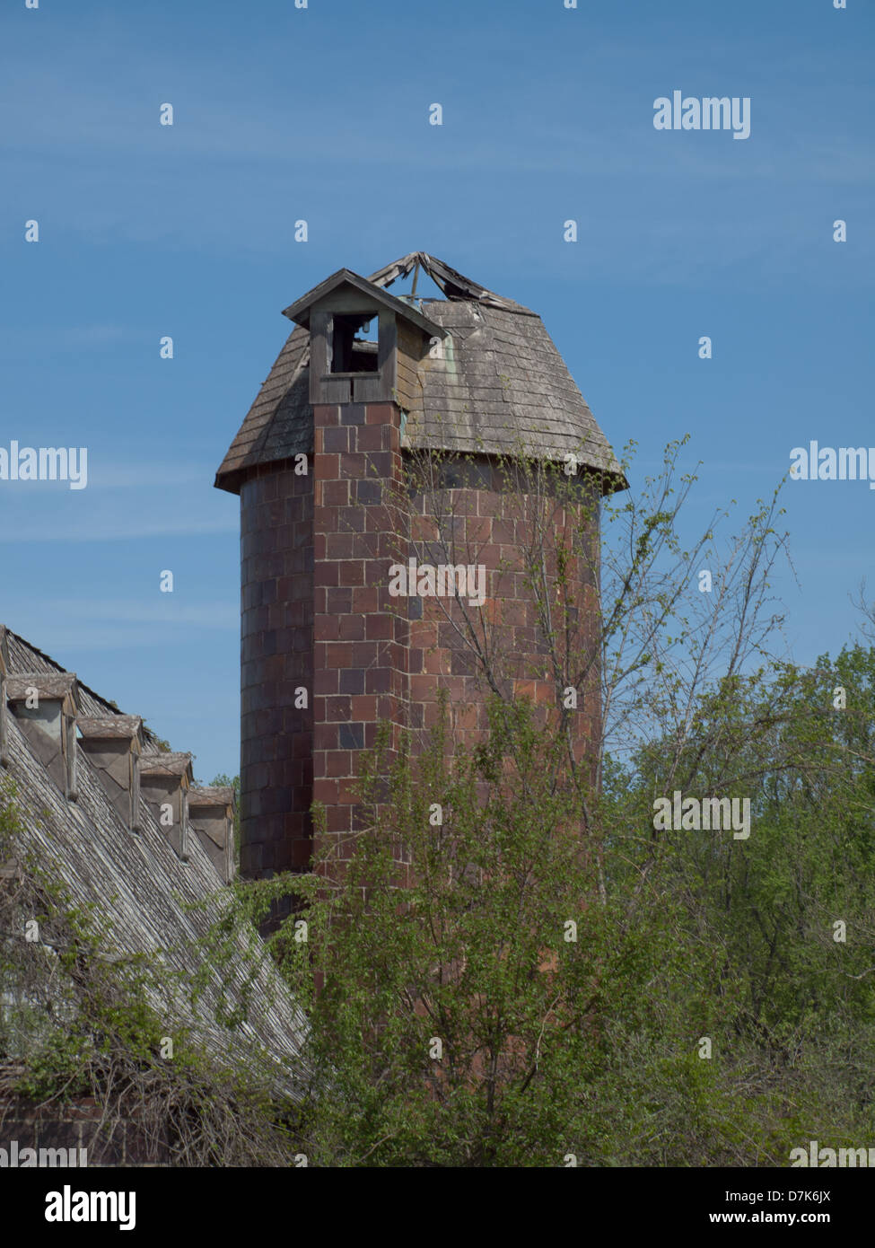 Abandoned farm and silo hi-res stock photography and images - Alamy