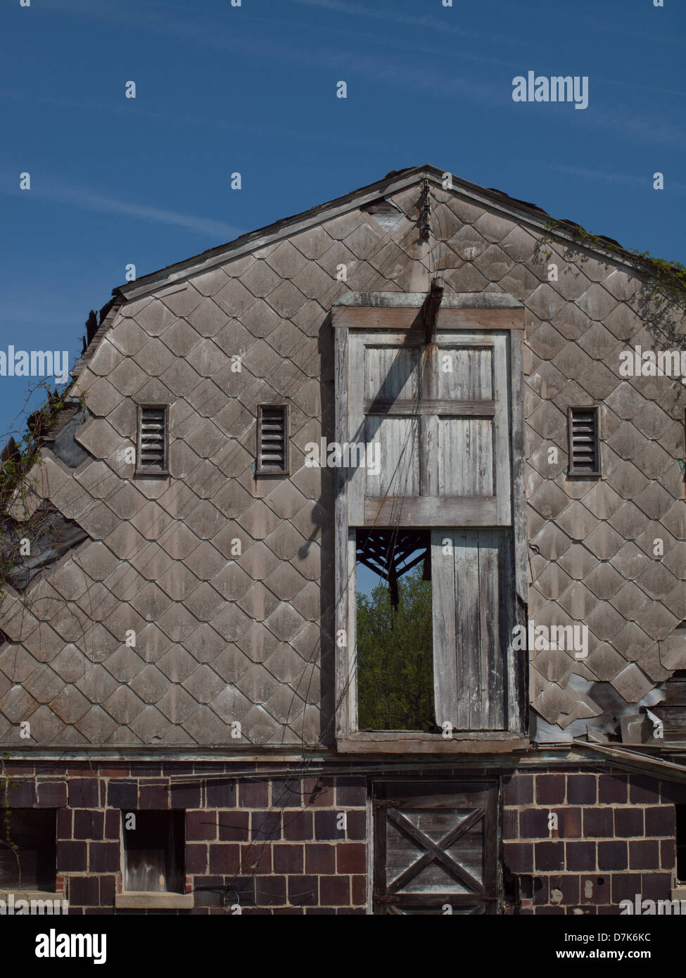 A decaying, abandoned barn Stock Photo - Alamy