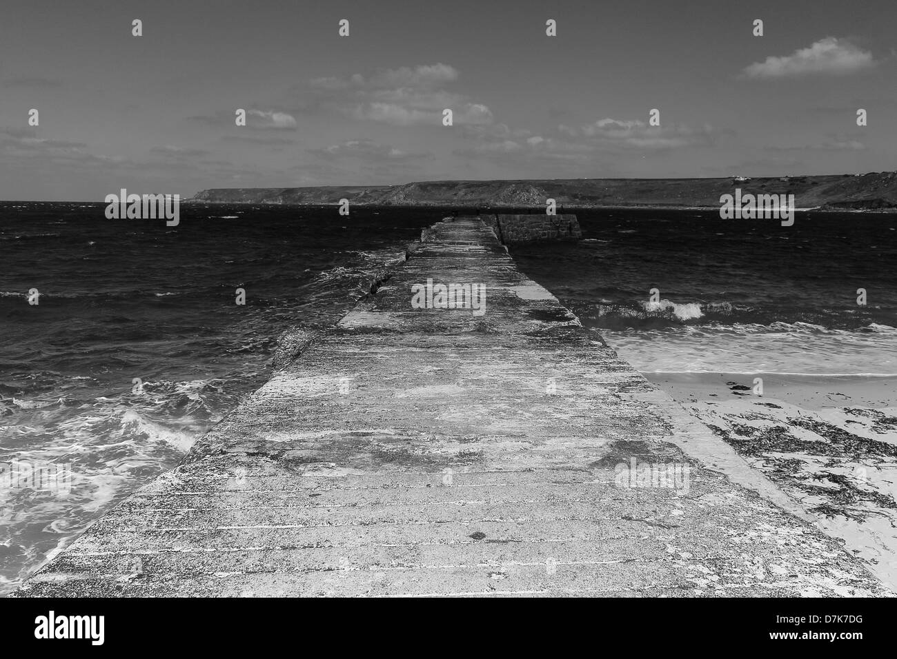 Cornwall wall sea hi-res stock photography and images - Alamy