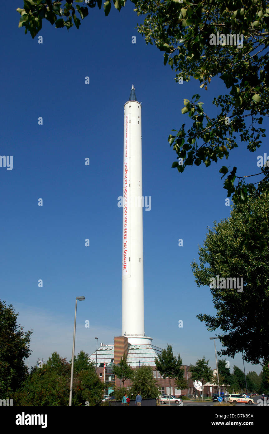 Drop tower hi-res stock photography and images - Alamy