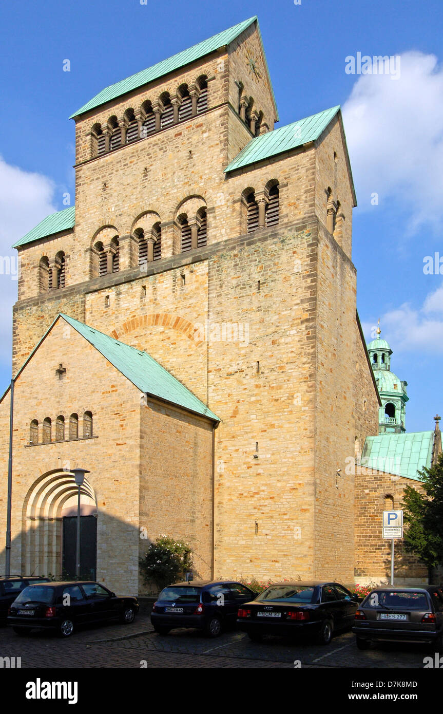 Hildesheim cathedral with historic rose bush hi-res stock photography ...
