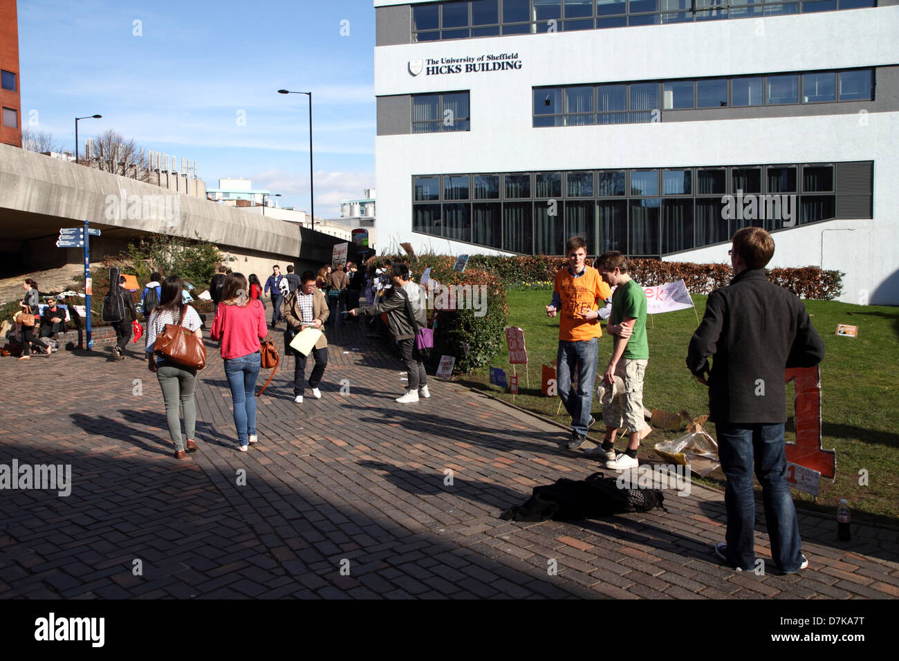 Uk university students campus hi-res stock photography and images - Alamy