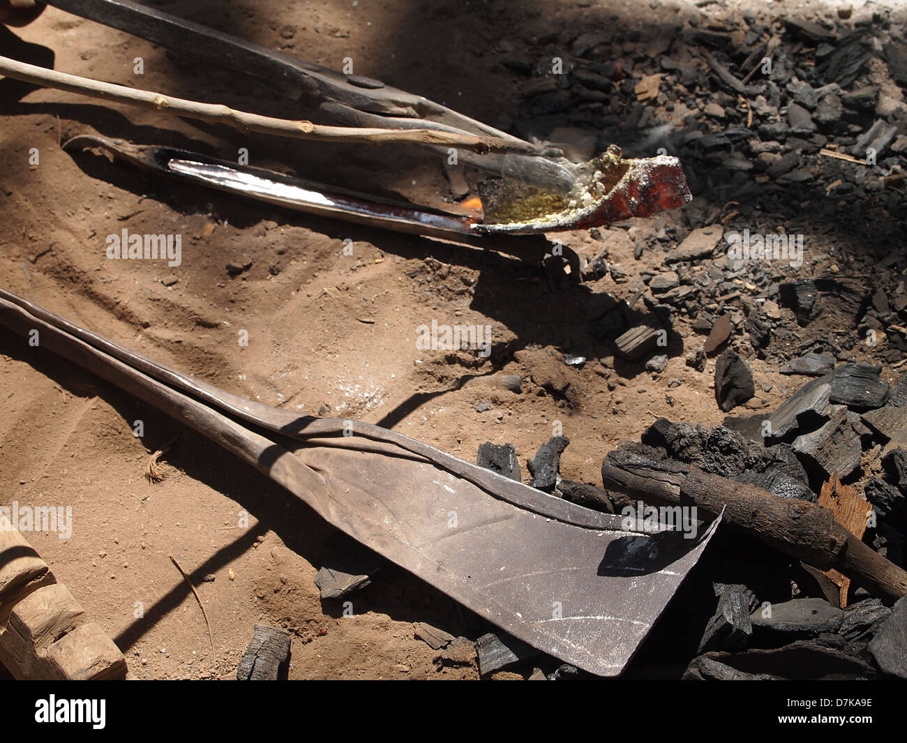 The Hadzabe tribesmen are craftsmen, artisans, Tanzania, Africa Stock ...