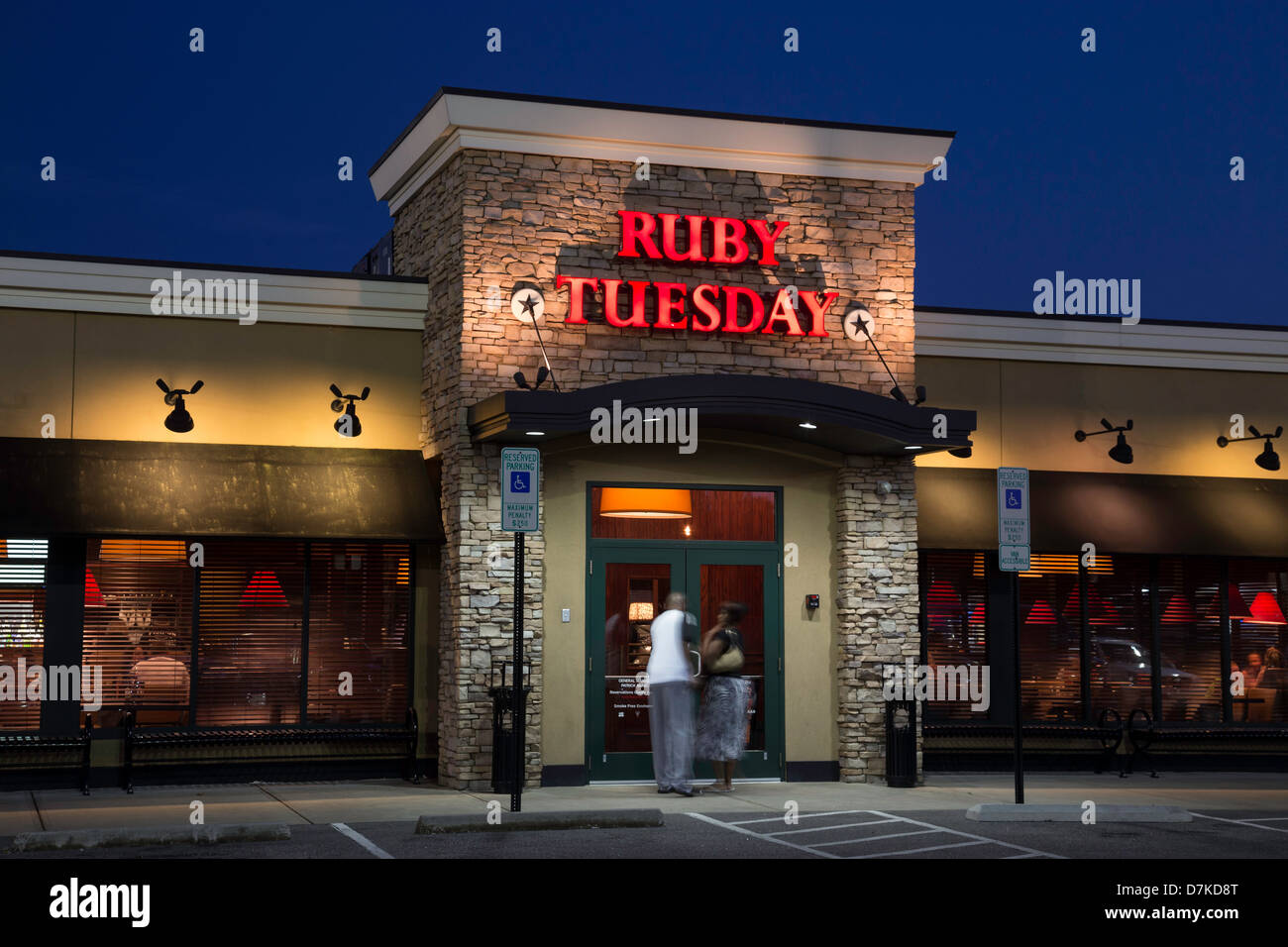 Diners Entering Ruby Tuesday, Casual Restaurant, USA Stock Photo - Alamy