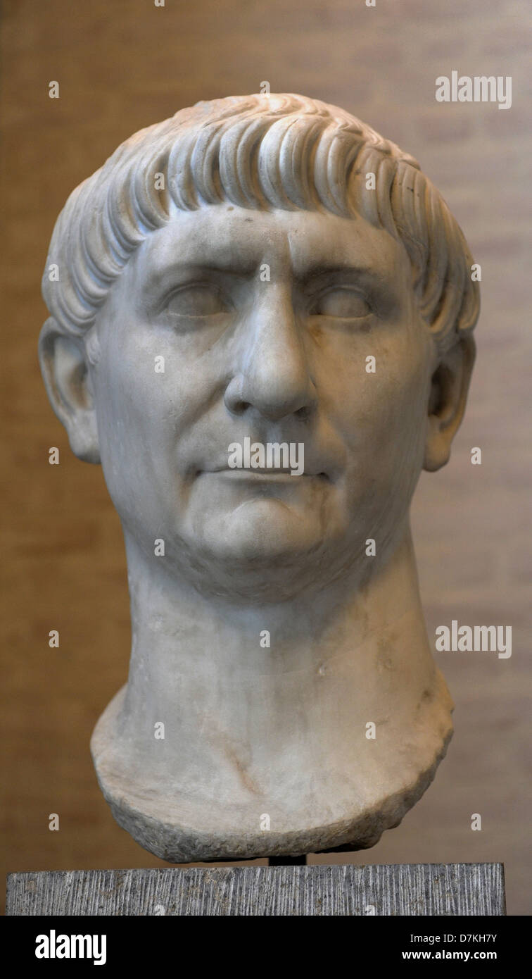 Statue emperor trajan 98 117 hi-res stock photography and images - Alamy