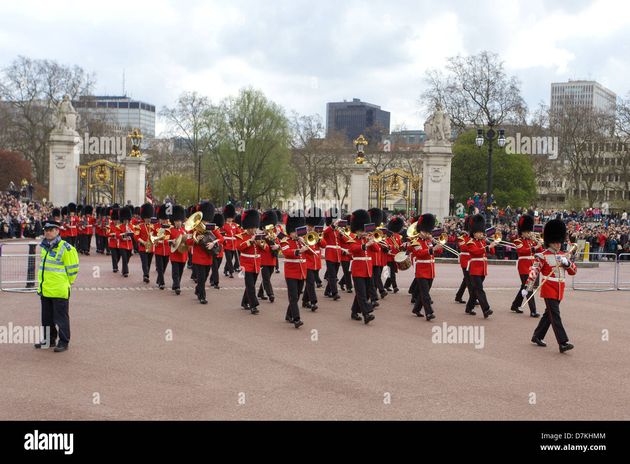 Guard changing at Buckingham Palace with the Beefeaters musicians band ...