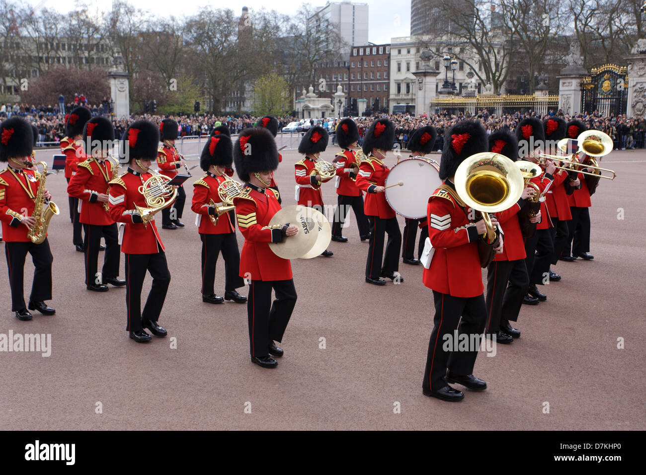 Guard changing at Buckingham Palace with the Beefeaters musicians band ...
