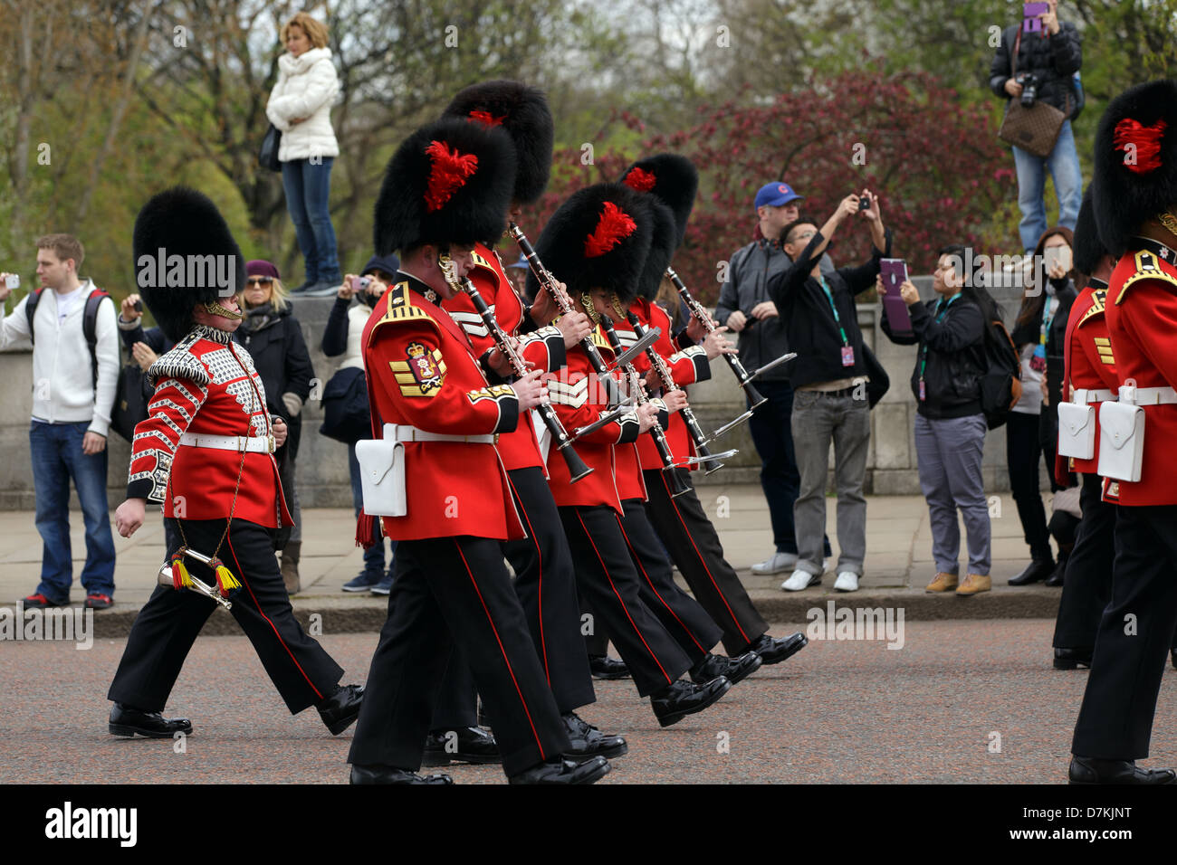 Guards changing at Buckingham Palace with the Beefeaters troup ...