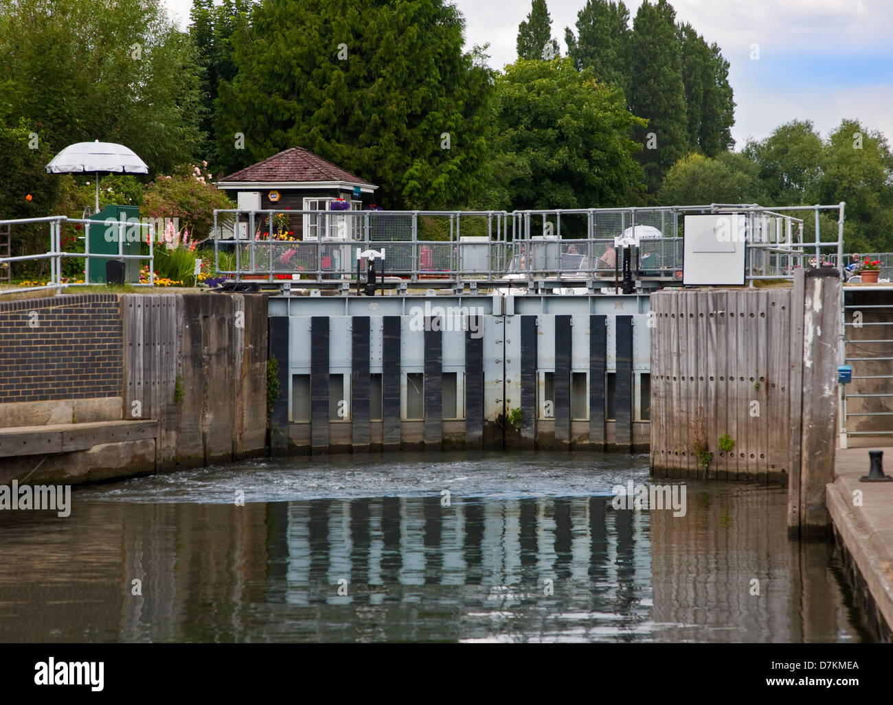Lock on River Thames at Chertsey, Surrey, England Stock Photo - Alamy