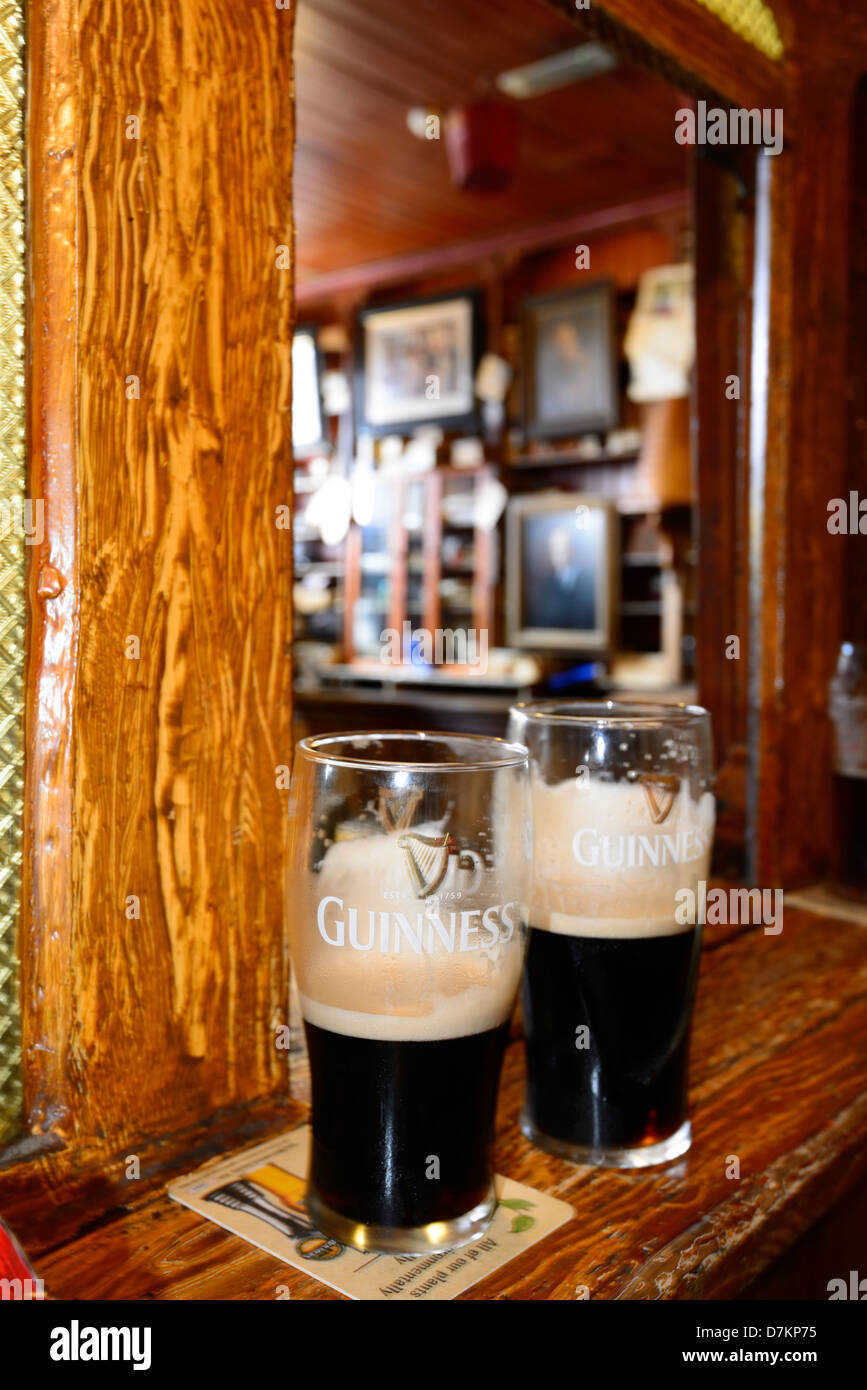 Dick mack's macks pub Dingle Kerry traditional tradition pub interior ...