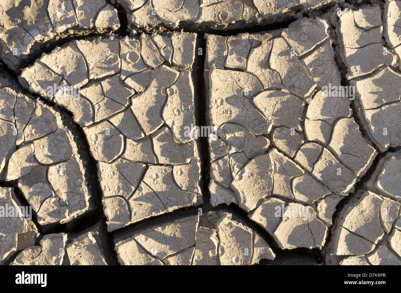 Cracked clay soil pattern Stock Photo - Alamy