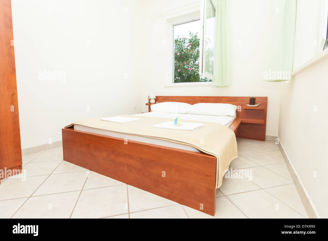 Clean bright bedroom king hi-res stock photography and images - Alamy