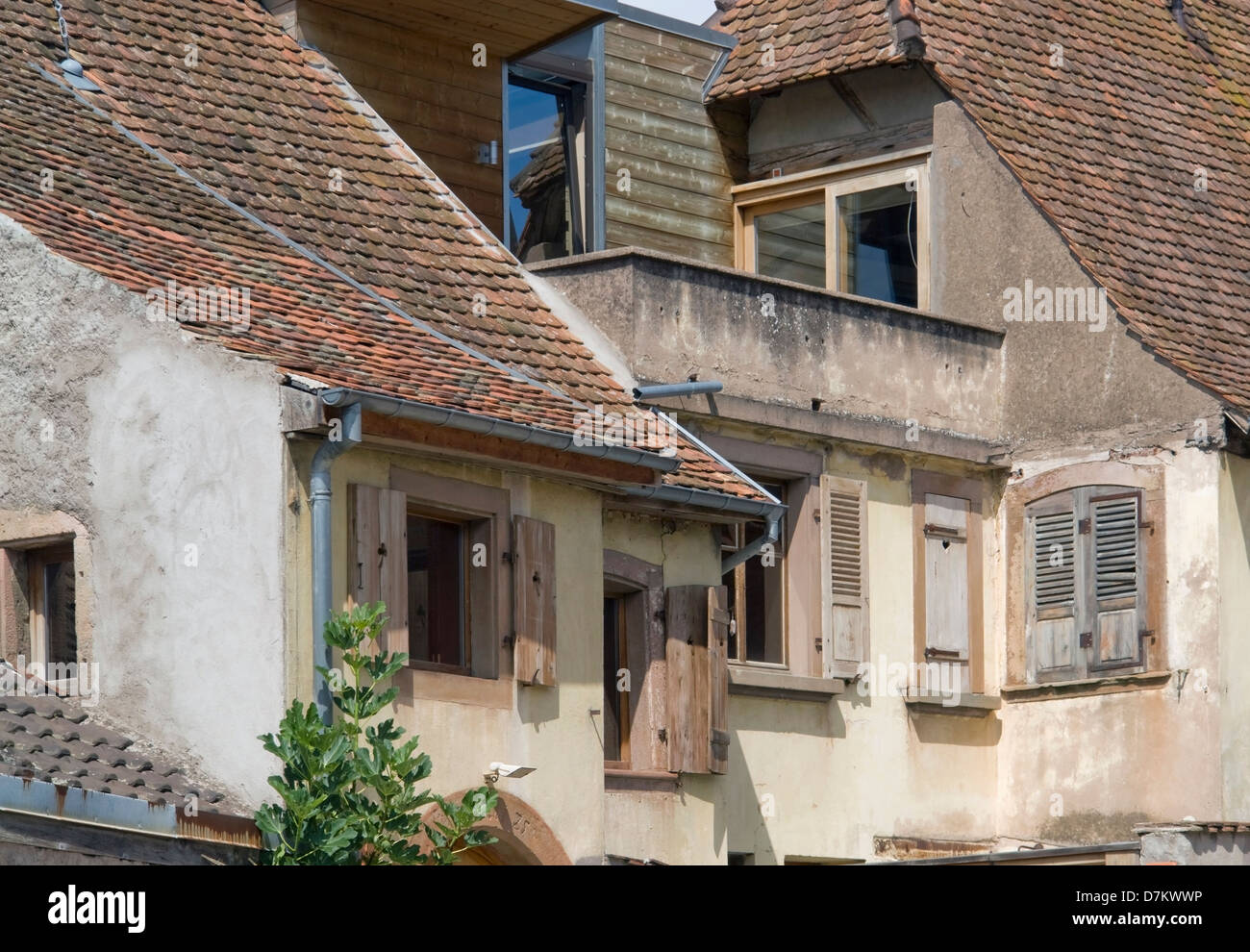 Run down french facade hi-res stock photography and images - Alamy