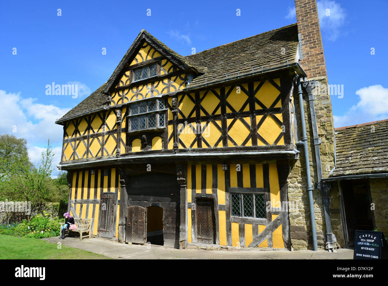 Elizabethan gatehouse at 13th century Stokesay Castle, Stokesay ...
