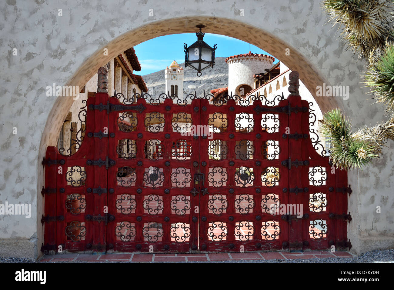 Red gate hi-res stock photography and images - Alamy