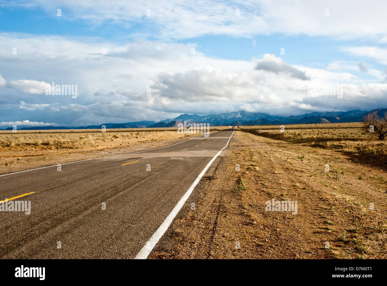 Desert highway through mountains hi-res stock photography and images ...